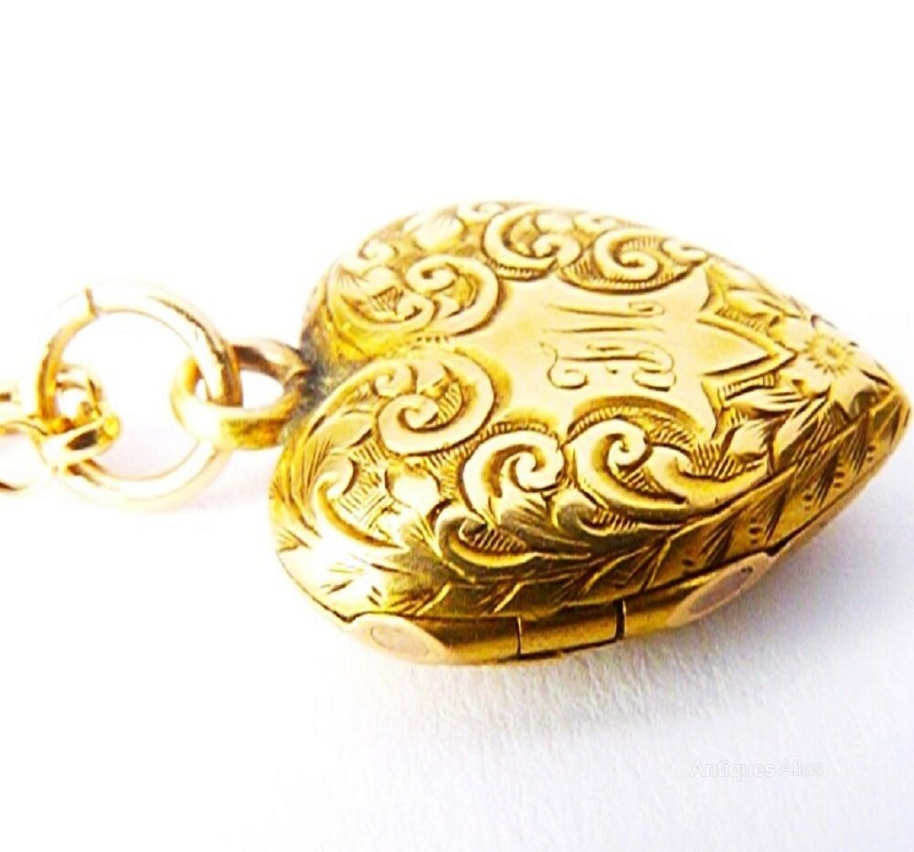 Antiques Atlas - Antique 15 Carat Gold Locket On 18 Inch Chain as395a2789