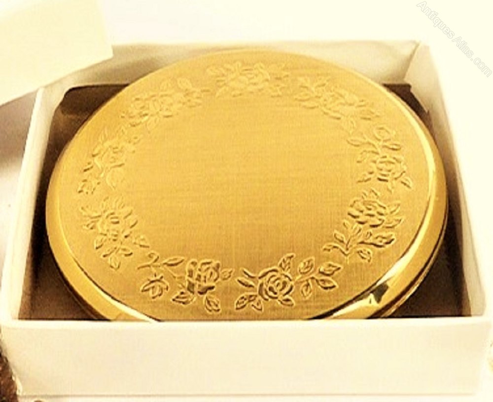 Antiques Atlas - Lovely Ring Of Roses Stratton Compact