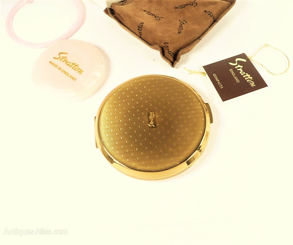 Antiques Atlas - Lovely Ring Of Roses Stratton Compact