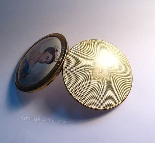 Antiques Atlas - Rare Queen Elizabeth II Powder Compact 1950s as395a1676