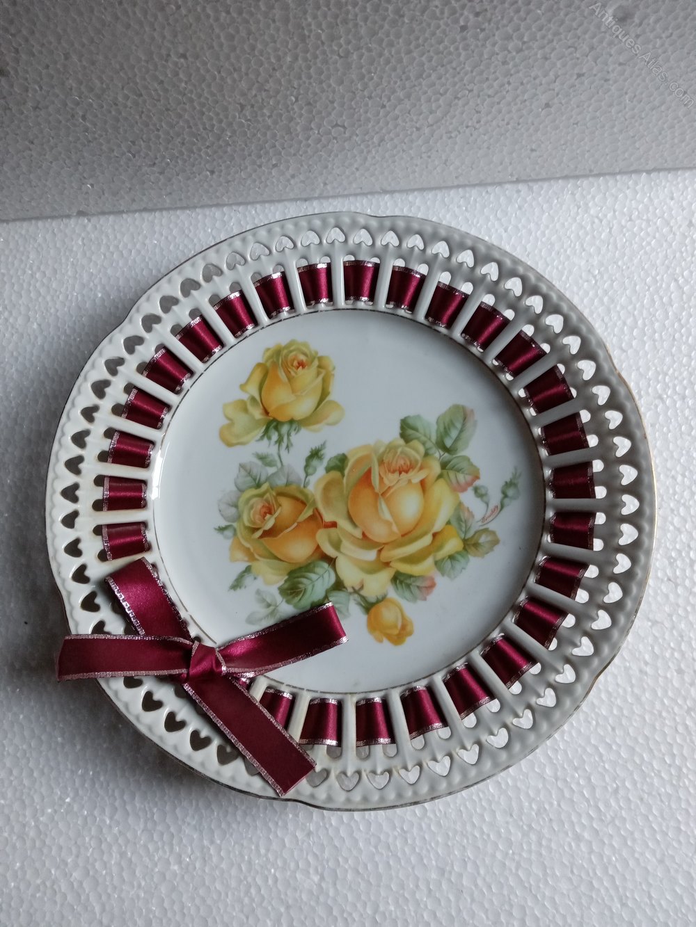 Antiques Atlas - 3 Exceptional 'RIBBON PLATES' Victorian