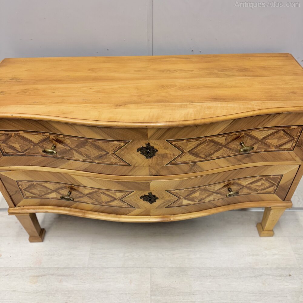 18th Century Serpentine Chest Of Drawers as849a1648 - Antiques Atlas