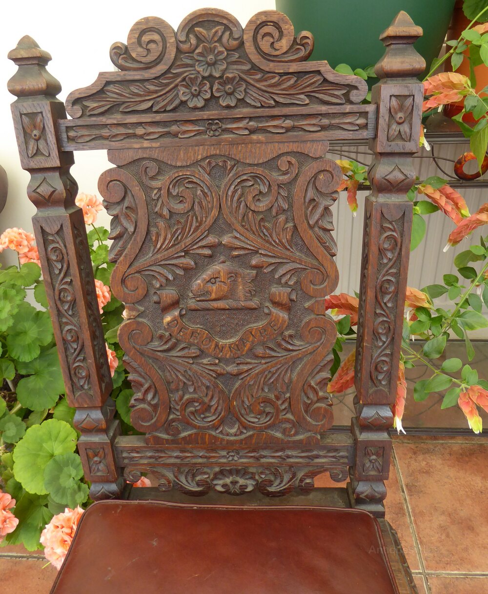 Country Oak Hall Chair Crest Of Arms Debonnaire - Antiques Atlas