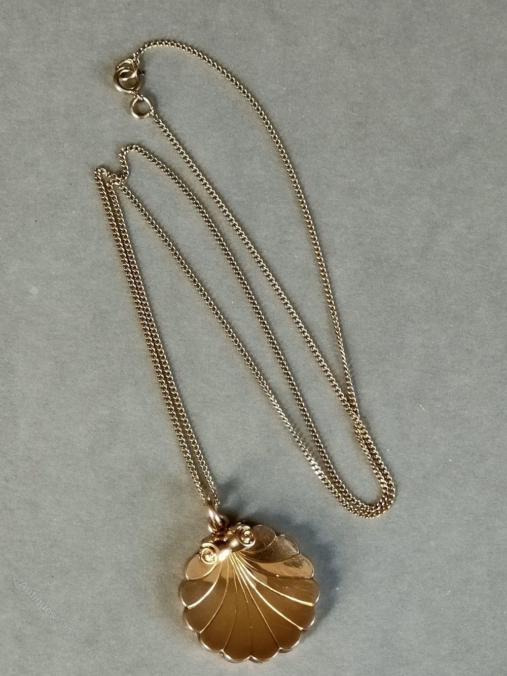 Antiques Atlas - Rare Art Deco 9ct Gold Shell Locket