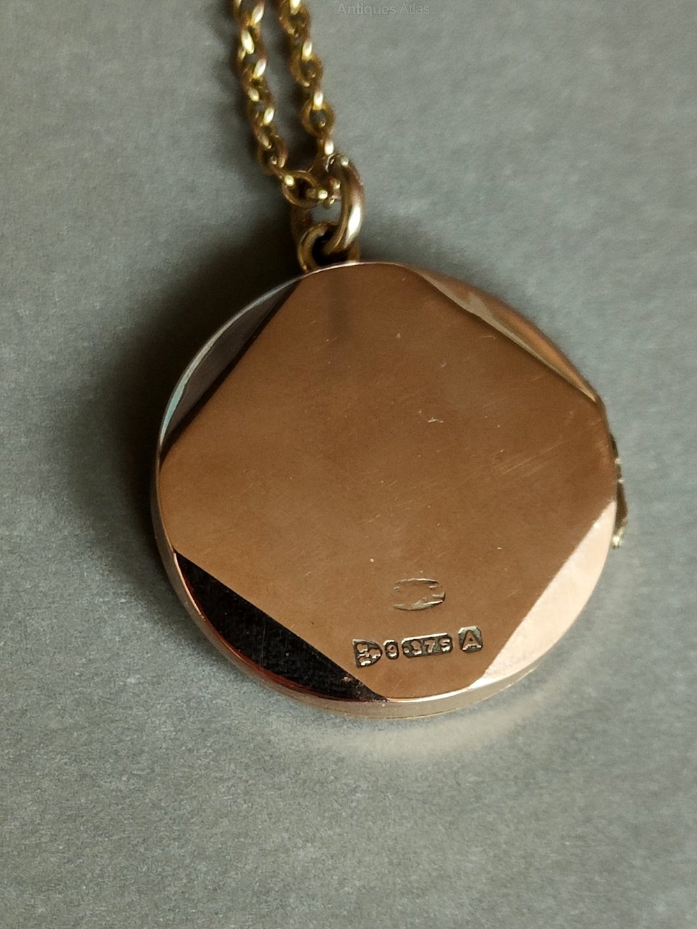 Antiques Atlas - Vintage 9ct Gold Locket With 9ct Gold Chain (1950s