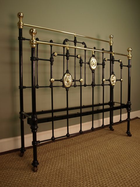 A Decorative Victorian 4ft6 Brass & Iron Bed (Doub - Antiques Atlas