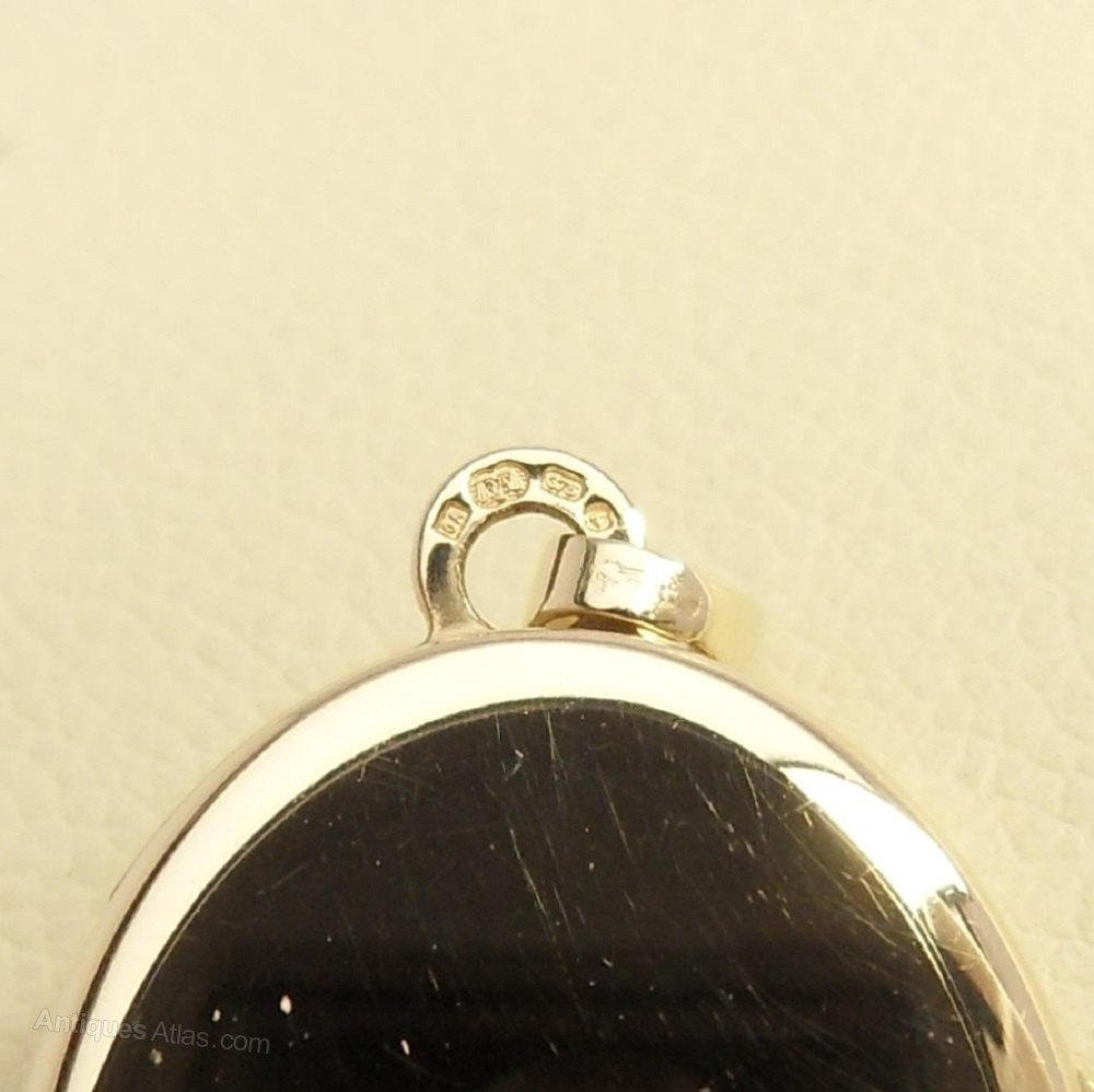 Antiques Atlas - Pretty Vintage 9ct Gold Locket Floral Decoration