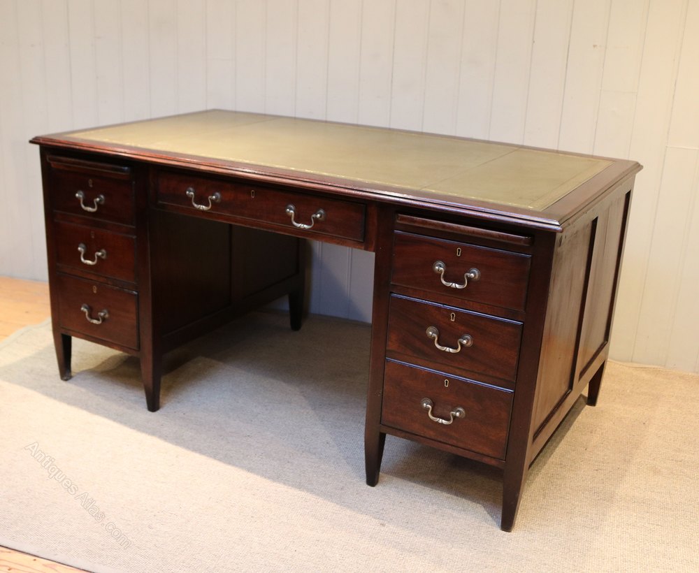 Large Mahogany Desk - Antiques Atlas