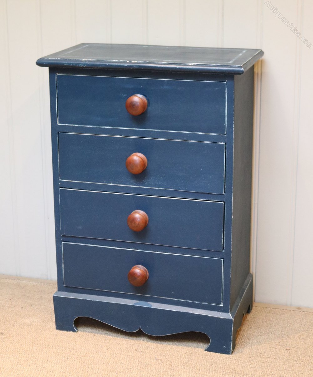 Small Proportioned Painted Chest Of Drawers - Antiques Atlas