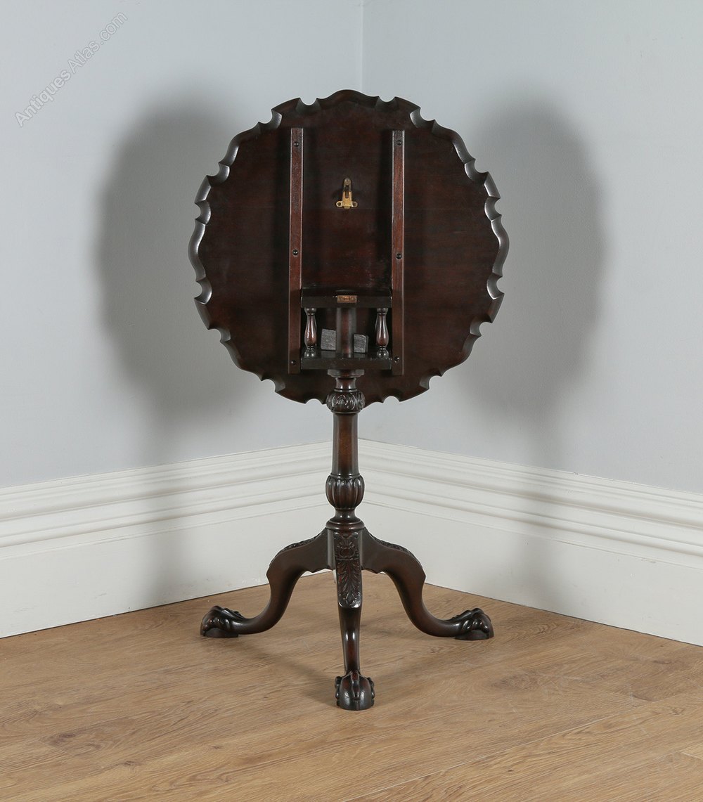 Georgian Tilt Top Pie Crust Circular Tripod Table - Antiques Atlas