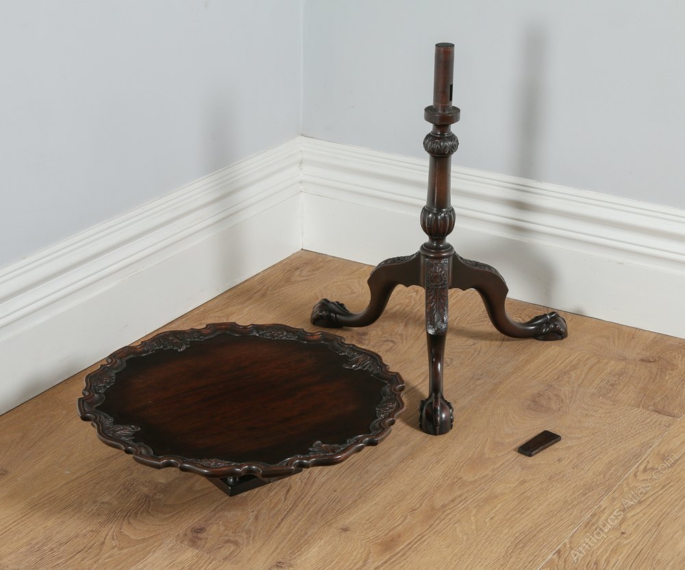 Georgian Tilt Top Pie Crust Circular Tripod Table - Antiques Atlas